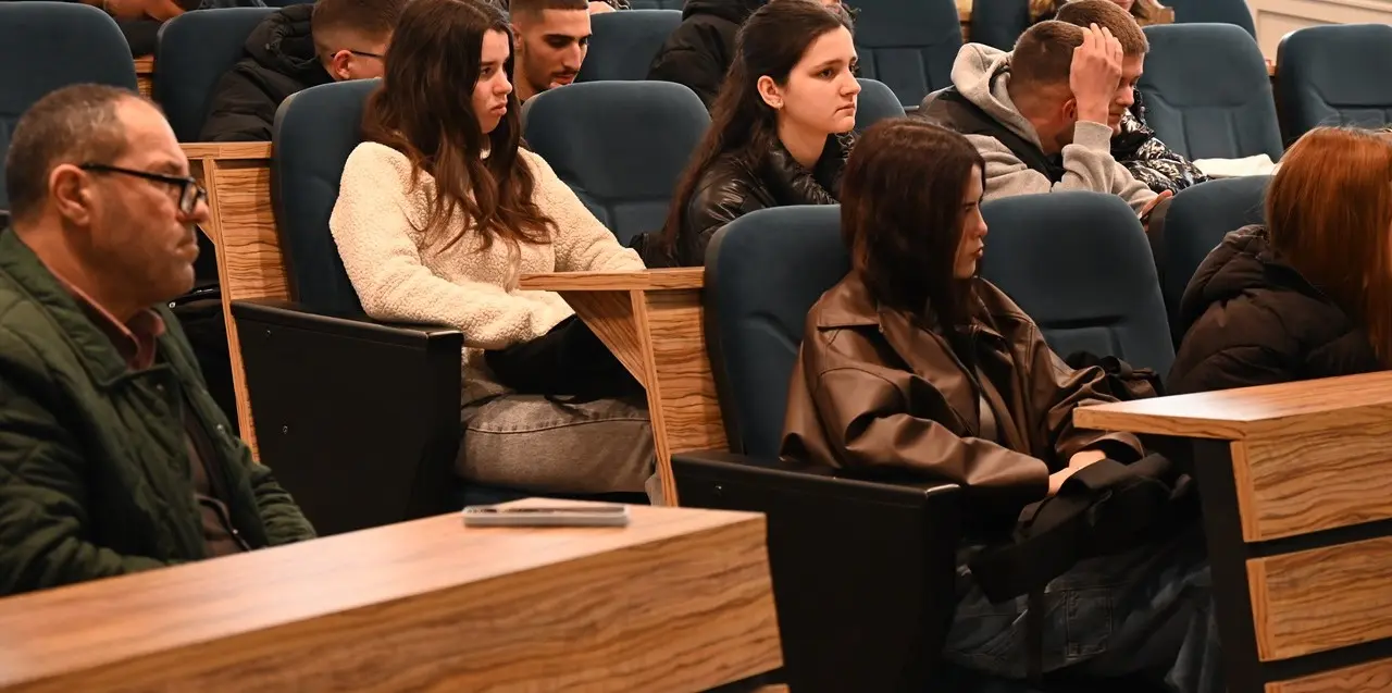 UBT prezanton programet e studimit për maturantët e Shkollës “Aleks ...